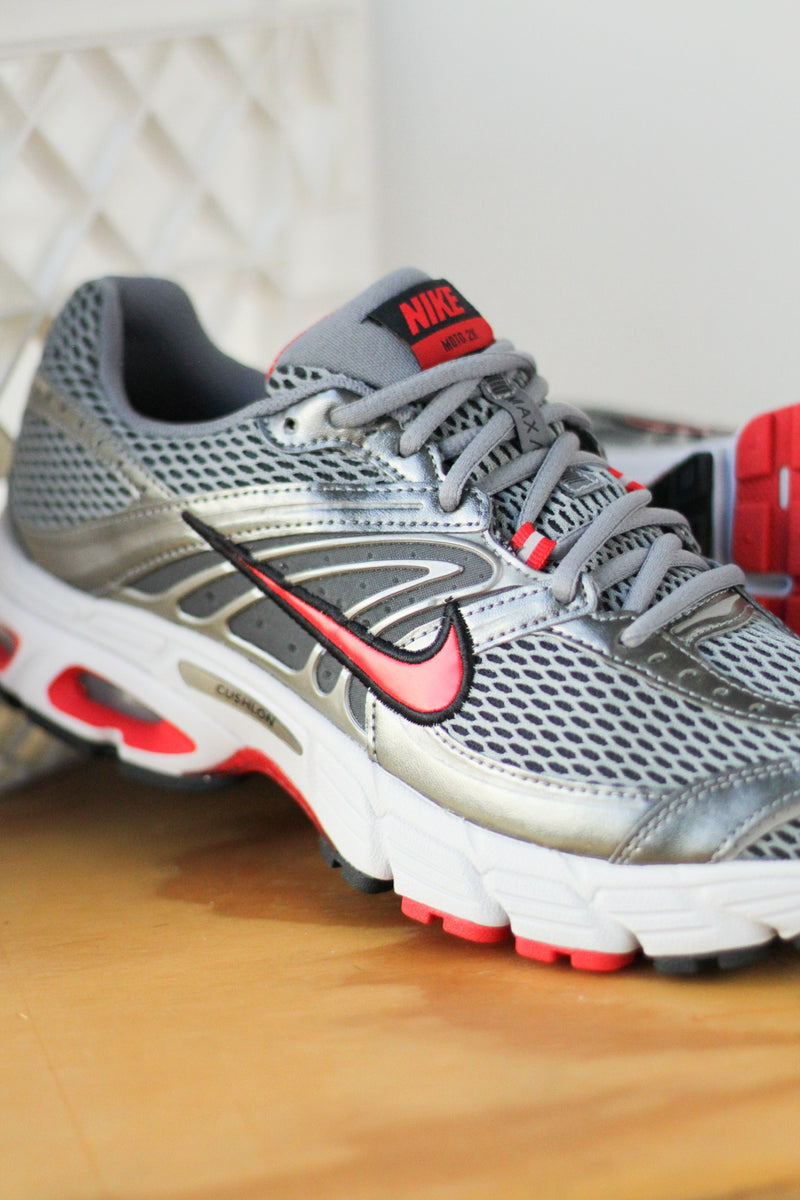 NIKE AIR MAX MOTO 2K "SMOKE GREY/UNIVERSITY RED-BLACK" – Sneaker Room