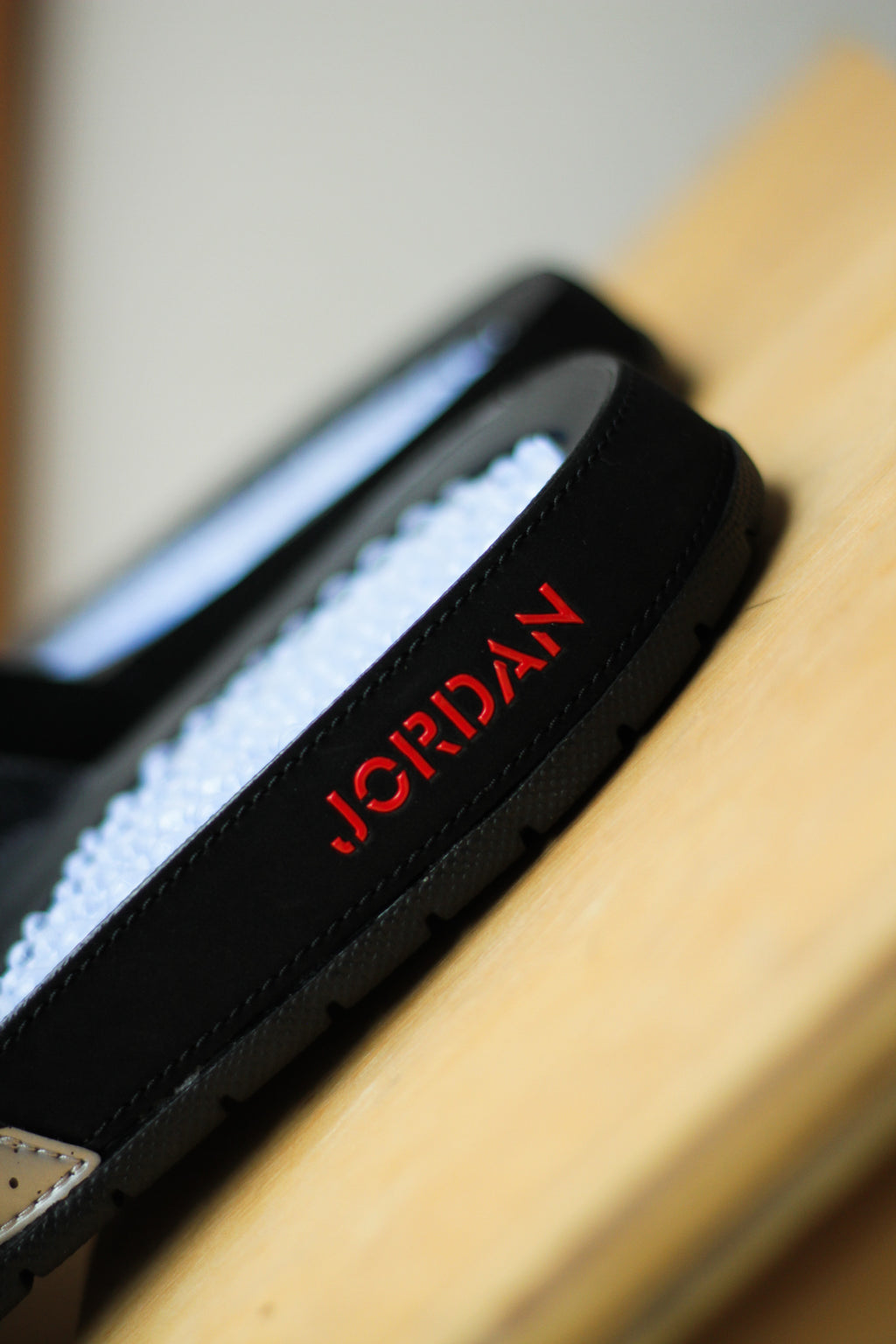 HYDRO 5 RETRO SLIDE "BLACK/FIRE RED" – Sneaker Room